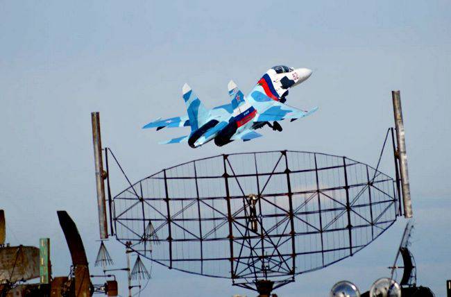 Pilots of the Lipetsk aviation center showed aerobatics in air combat