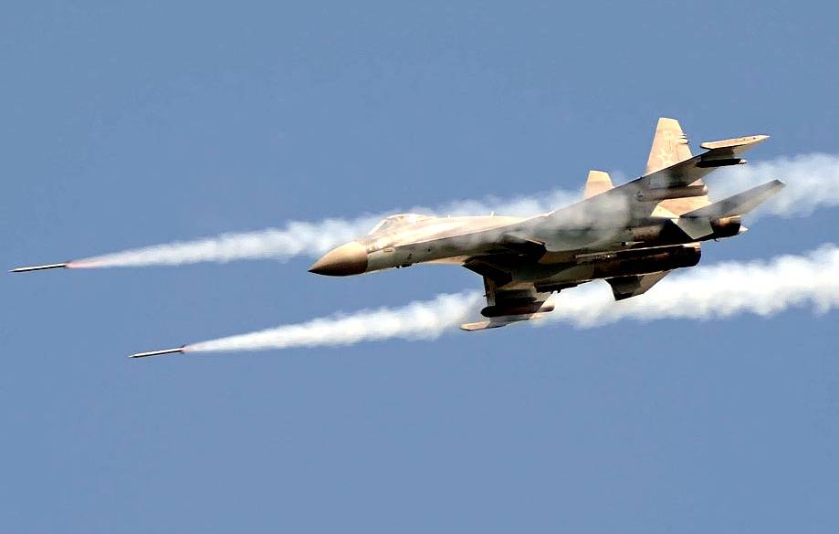 The launch of air-to-air missiles by Su-35 fighters: view from the cockpit