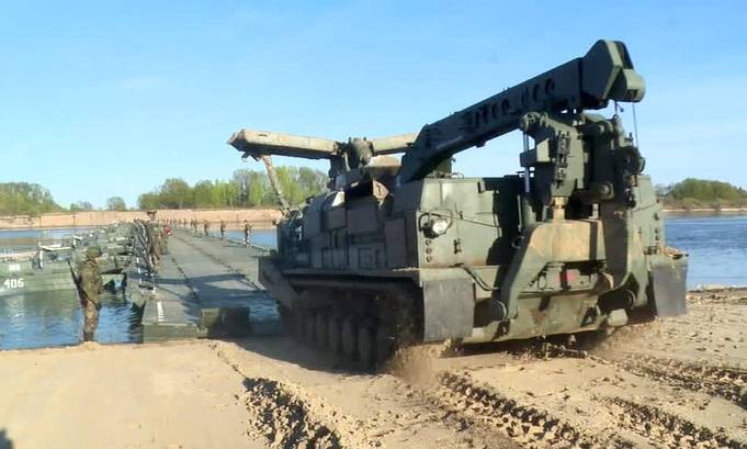 Military engineers experienced the latest pontoons in Murom
