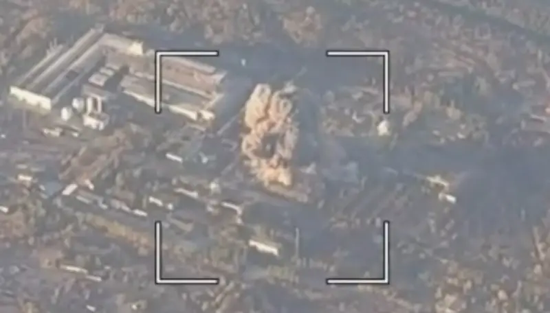 Gezeigt werden Aufnahmen des FAB-3000-Angriffs auf den Einsatzpunkt der ...